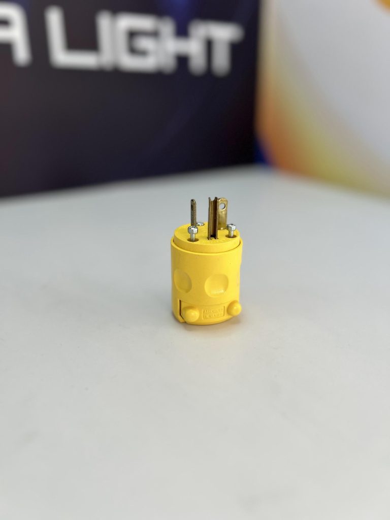 ENCHUFE 20 AMP 2P + T PVC REFORZADO. LEVITON - Hyper Eléctricos